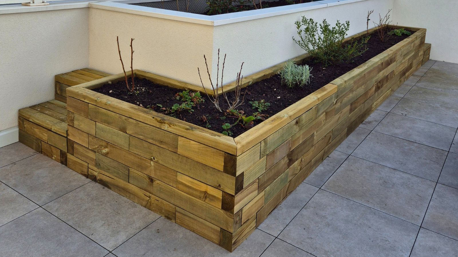 L-förmiges Hochbeet mit Stufen für Gabriels Dachterrasse | WoodBlocX